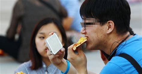 일베의 폭식투쟁 나꼼수와 닮았다
