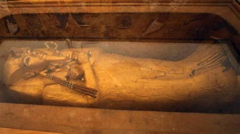 تابوت الملك توت عنخ آمون يُرمم لأول مرة منذ اكتشافه قبل قرابة قرن