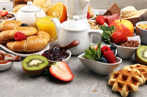 조식은 커피 오렌지 주스 크루아상 시리얼 과일 등으로 제공됩니다 균형 잡힌 식단 그라놀라와 과일로 된 유럽식 조식 0명에 대한 스톡 사진 및 기타 이미지 Istock