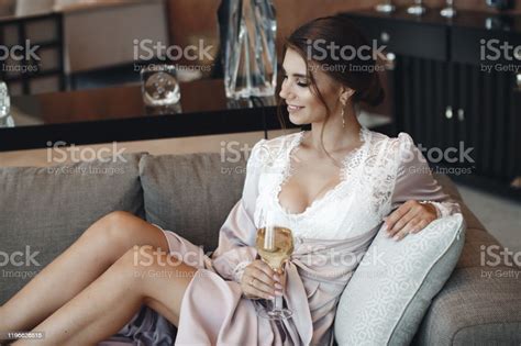 세련된 분홍색 목욕 가운을 입은 아름다운 젊은 여성은 휴가 기간 동안 여름에 비싼 호텔에서 혼자 시간을 보냅니다 가구에 대한 스톡 사진 및 기타 이미지 Istock