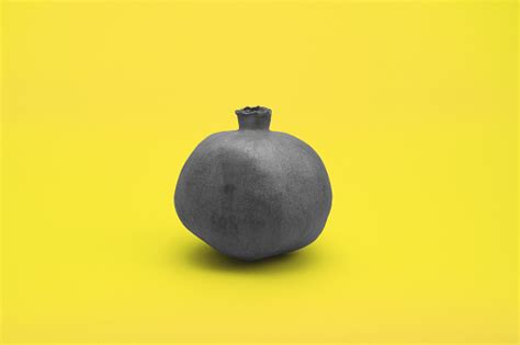 올해의 트렌디 한 색상 2021 조명 노란색과 얼티밋 그레이 빨간 배경 클로즈업에 붉은 잘 익은 석류 육즙이 많은 건강한 과일
