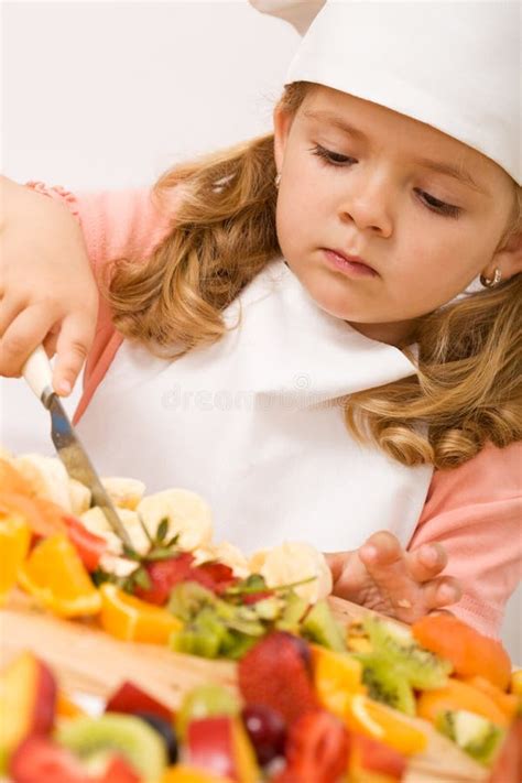 De Chef Kok Van Het Meisje Met Veel Vruchten Stock Foto Image Of