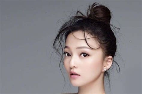 舅舅所言不攻自破张韶涵妈妈近照曝光衣着靓丽不像打工者