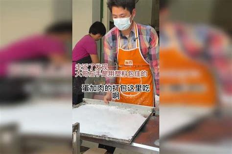 92年大哥用独臂撑起家庭他说我不是折翼我是三头六臂