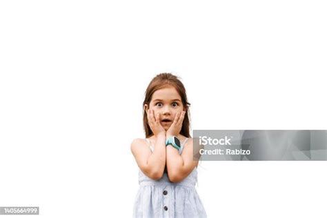 충격을 받은 아이 소녀가 고개를 들고 있다 흰색 배경에 사랑스러운 아이의 초상화 스튜디오에서 포즈를 취하는 빈 배경을 가진 놀란