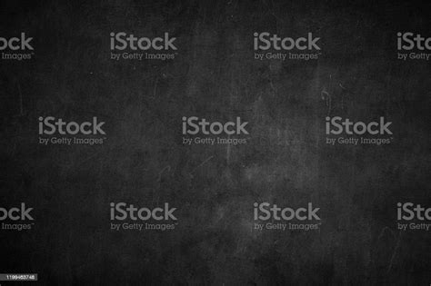 空白前真正的黑色黑板背景紋理在大學概念為回學校的孩子壁紙創建白色粉筆文字繪製圖形空舊背牆教育黑板 照片檔及更多 黑板 照片 黑板 全畫面