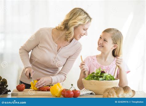 Moeder En Dochter Die Voedsel In Keuken Voorbereiden Stock Foto Image