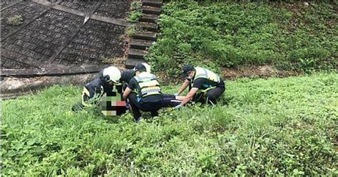 國道1號北上交流道貨車自撞護欄 駕駛當場飛出車外 Ctwant Line Today