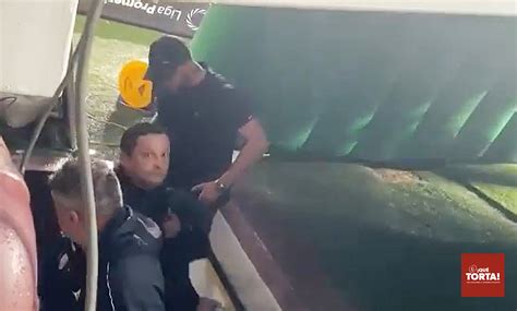 Jeaustin Campos Les Tira Agua A Envenenados Saprissistas Que Lo Tratan