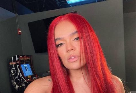 Karol G Solo Con Su Larga Cabellera Roja Y Unas Medias De Malla Negra Posa Iniciando Octubre
