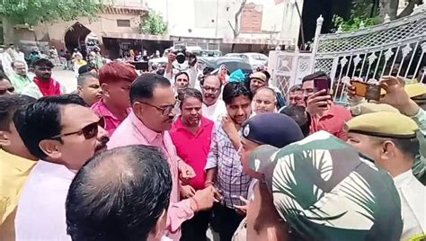 नगर निगम के दफ्तर पर पार्षदों का हंगामा Video Dailymotion