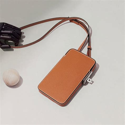 【楽天市場】レザー留め具付きのスマートフォンバッグは、日常の必需品を携帯するため必要最低限の持ち物をしっかりと収納できる財布機能を備え