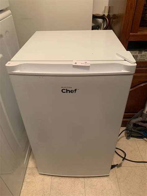 Master Chef Mini Fridge Model 043 2352 8 Beck Auctions Inc
