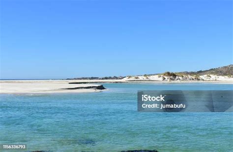 호수와 청록색 물이있는 해변 하얀 모래 모래 언덕과 푸른 바다 맑은 하늘 화창한 날 카르노타 코루냐 스페인 0명에 대한 스톡 사진 및 기타 이미지 Istock