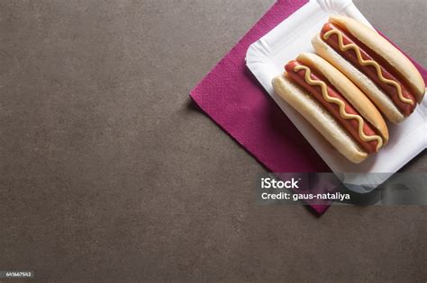 겨자 메리와 수 제 바베 큐 그릴 핫도그입니다 패스트 푸드 메뉴입니다 회색 배경입니다 0명에 대한 스톡 사진 및 기타 이미지