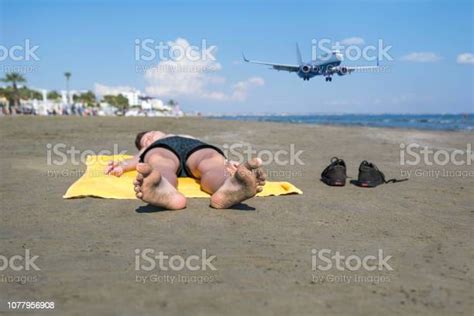 십 대 소년 노란색 타월에 속이 고 착륙 비행기 아래 해변에서 Sunbathes 아이 들과 함께 비행기에 여행 맥켄지 비치 라