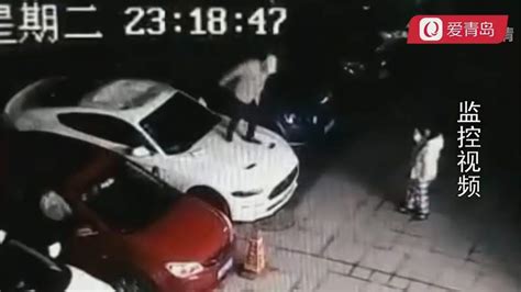 只为发泄情绪？青岛一男子疯狂打砸车辆，还爬上车顶跳跳跳社会法制好看视频