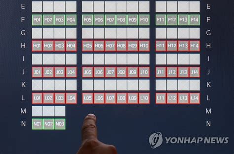 사회적 거리 두기 영화관 좌석 띄엄띄엄 연합뉴스