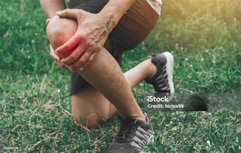 남자는 나쁜 다리에 집착 그녀의 다리에 통증 건강과 고통스러운 개념 건강관리와 의술에 대한 스톡 사진 및 기타 이미지 건강관리와 의술 건강한 생활방식 경련 Istock