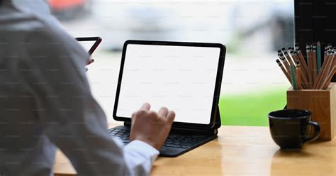 사무실에서 빈 화면으로 컴퓨터 태블릿과 스마트폰으로 작업하는 Bussinesswoman의 잘린 사진 사진 Unsplash의 테이블 이미지