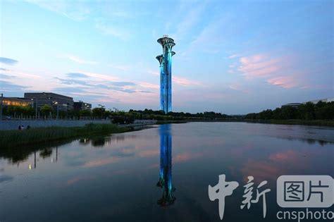 晚霞下的奥林匹克塔披上“服贸会蓝”中新社北京分社