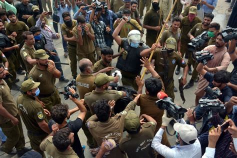 Clash Between Police And Pml N Workers At Nab Lahore