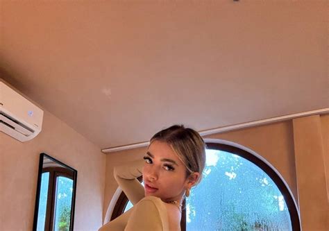 Gatita Veve Con Vestido Ajustado Color Beige Colormusic