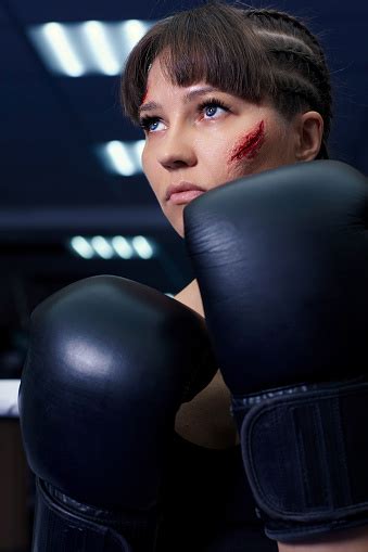 손에 권투 장갑을 끼고 있는 여성 전투기가 권투 반지에 서 있다 땋은 머리에 대한 스톡 사진 및 기타 이미지 땋은 머리 검은색 권투 글러브 Istock