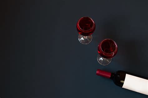 어두운 배경에 흰색 라벨레드 와인과 레드 와인 한 병의 안경 바로 위에 대한 스톡 사진 및 기타 이미지 바로 위 빨강