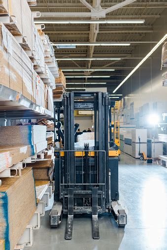 나무로 되는 건축 물자를 가진 선반 가까운 창 고에 있는 포크 리프트 기계 0명에 대한 스톡 사진 및 기타 이미지 0명