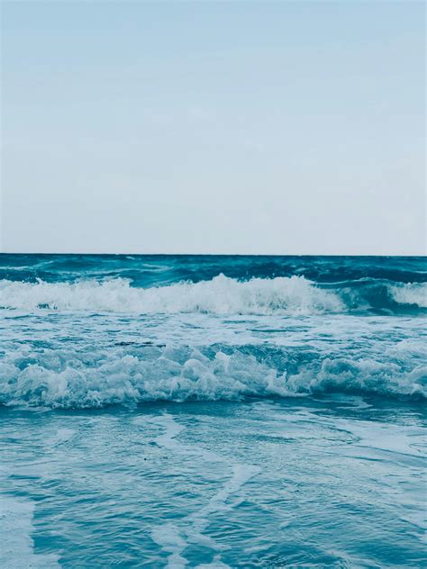 거품 경치가 좋은 고요한 공중 길들이지 않는 레저 레크리에이션 모험 물 물을 튀기다 밀물과 썰물 바다 바다 거품 바다 경치 바다의 부드러운 블루