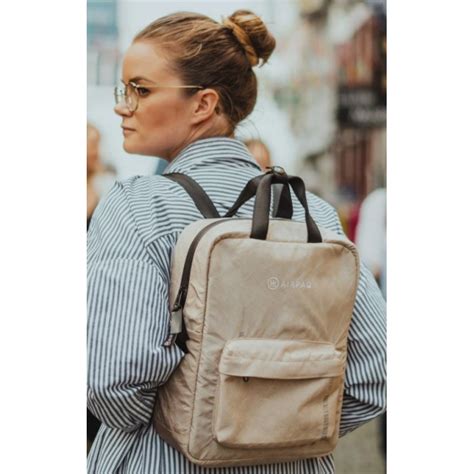 Mochila Qube Hecha De Airbags Y Cinturones Beige