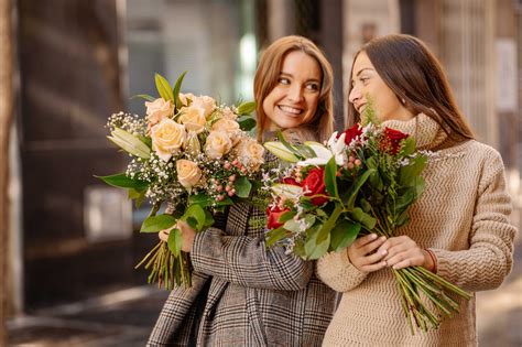 Doce Ocasiones Para Regalar Flores A Una Mujer Interflora