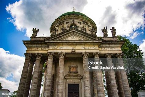 맑은 날에 여름에 아름 답 고 오래 된 건축의 구름과 푸른 하늘에 대 한 우크라이나에서 공공 액세스 원형 홀 0명에 대한 스톡 사진 및 기타 이미지 Istock