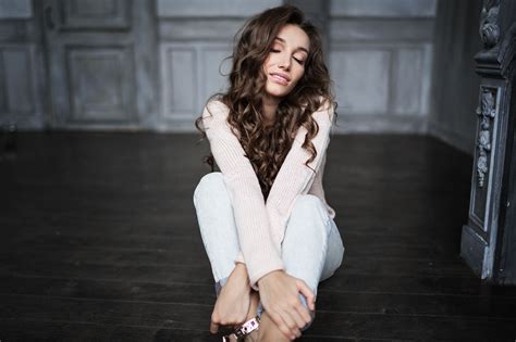 2000x1331 Sitting Women Model Wallpaper Coolwallpapersme