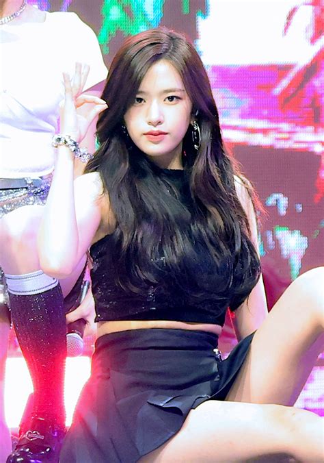Pin By Tachiai On ユジン Korean Girl Girl Kpop