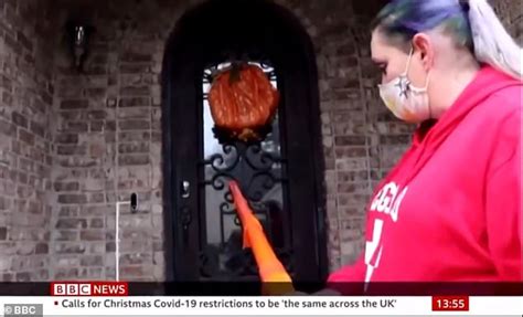 Bbc Newsreader Simon Mccoy Leaves Viewers In Hysterics After Brutal Dig Daily Mail Online