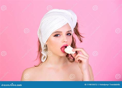 有毛巾的性感的妇女在阵雨以后的头 吃蛋白软糖或蛋白甜饼点心的性感的妇女 库存照片 图片 包括有 香波 年轻 119810472