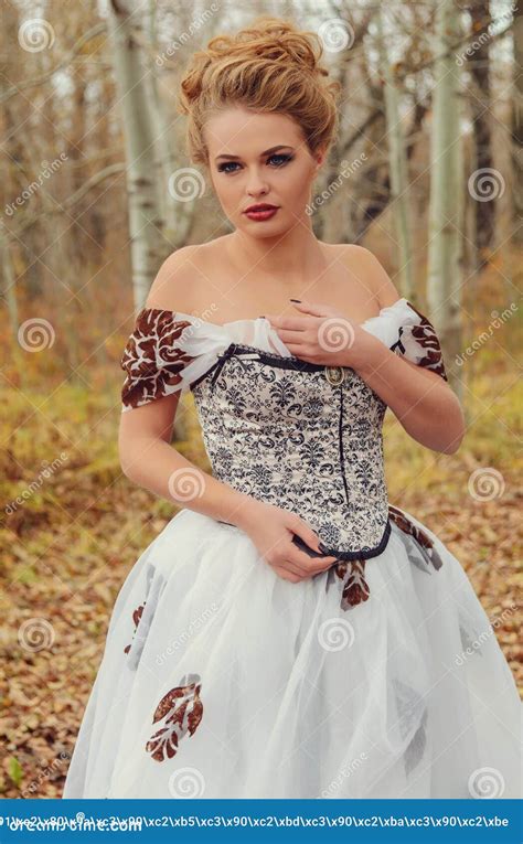 Muchacha Hermosa En Un Vestido Y Un Oto O Blancos Foto De Archivo Imagen De Blanco Bosque