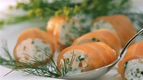 Rollitos de salmón ahumado y ensaladilla un entrante refrescante y con