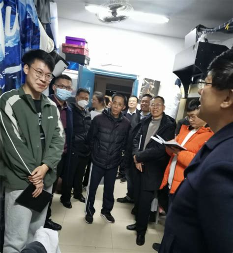 吴丁毅走进学生宿舍嘘寒问暖 学工动态 南昌职业大学学工处