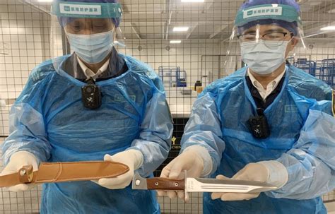 青岛胶东机场海关查获管制刀具步枪刺刀 半岛网