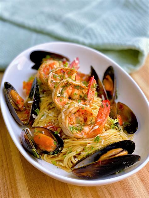 Garlic Butter And White Wine Seafood Pasta