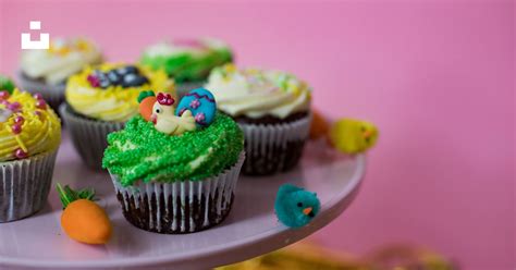 흰색 세라믹 접시에 녹색 장식이 있는 녹색 컵케이크 사진 Unsplash의 무료 케이크 이미지