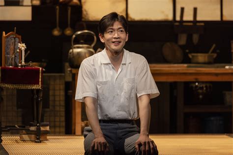 松下洸平の気迫に満ちた体当たりの熱演も息子を想う気持ちを切々と訴える富田靖子の長セリフに心揺さぶられる渾身の2人舞台「母と暮せば