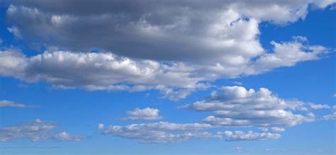 구름 배경이 아름 다운 푸른 하늘입니다 하늘 구름 맑은 날의 푸른 하늘에 공기와 푹신한 구름 배경 질감 공간을 복사합니다 0명에 대한 스톡 사진 및 기타 이미지 Istock