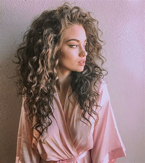 Pin By ↞ 𝚈𝚎𝚜𝚎𝚗𝚒𝚊 𝚂𝚊𝚗𝚌𝚑𝚎 On Lioness Curly Hair Styles Layered Curly Hair Long Hair Styles