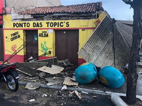 Forte Chuva Derruba árvores Postes E Telhados Em Santana Do Acaraú