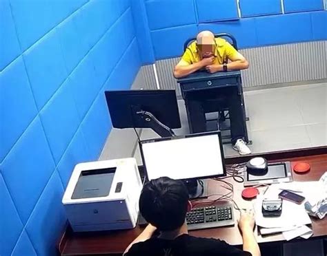 上海宝山，一男子深夜开车上路，突然停下指挥交通？民警一查