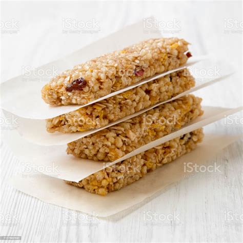 베이킹 시트 흰색 나무 테이블 사이드 보기에 그 라 놀라 바 근접 촬영입니다 거친에 대한 스톡 사진 및 기타 이미지 거친